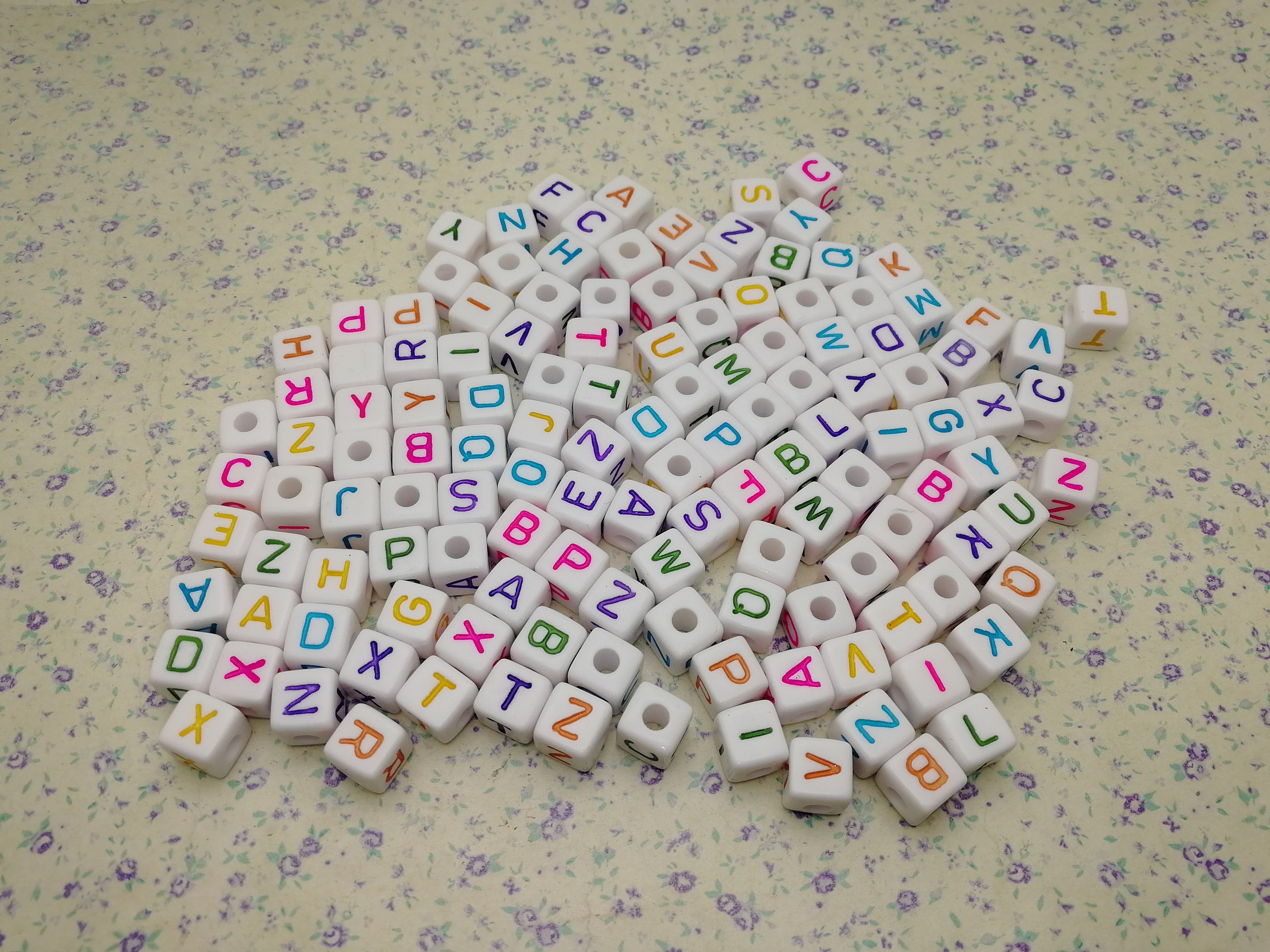 100 Pieces 10 Mm Plastic White Color Square Cube Bead Alphabet Letter ...