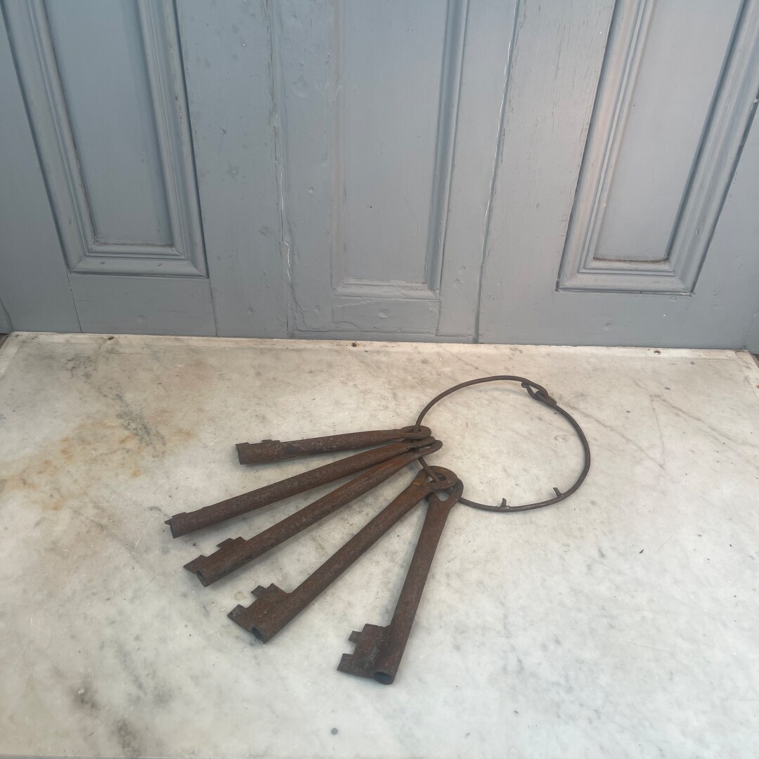 Set of Vintage Theatrical Large Metal Keys on Ring - Etsy