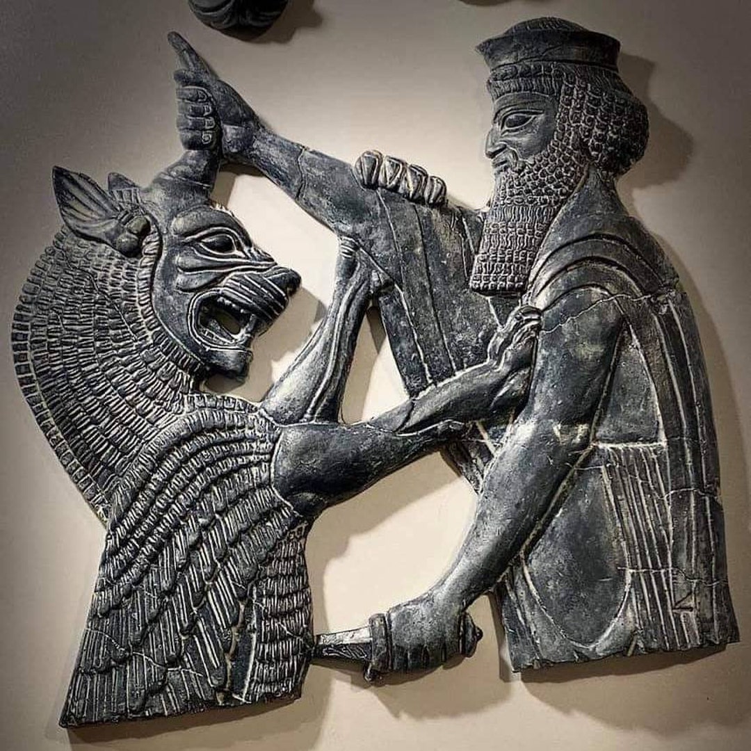 Escultura asiria persa placa en stand Zoroastrian Monumento bajo ...