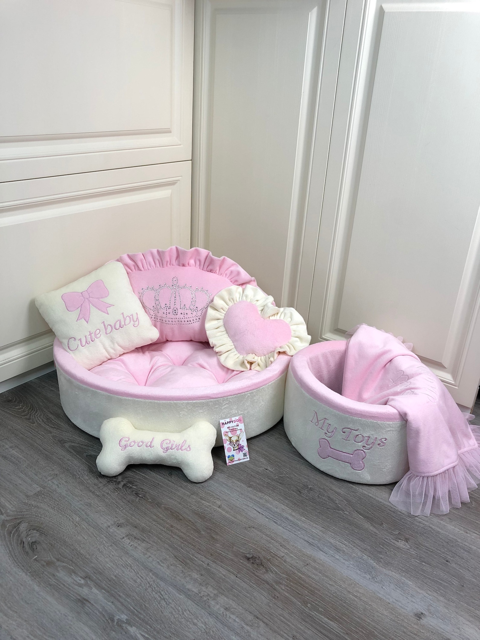 Elegant Pet Throne: Personalized Luxury Dog Bed With Crown Accents ...