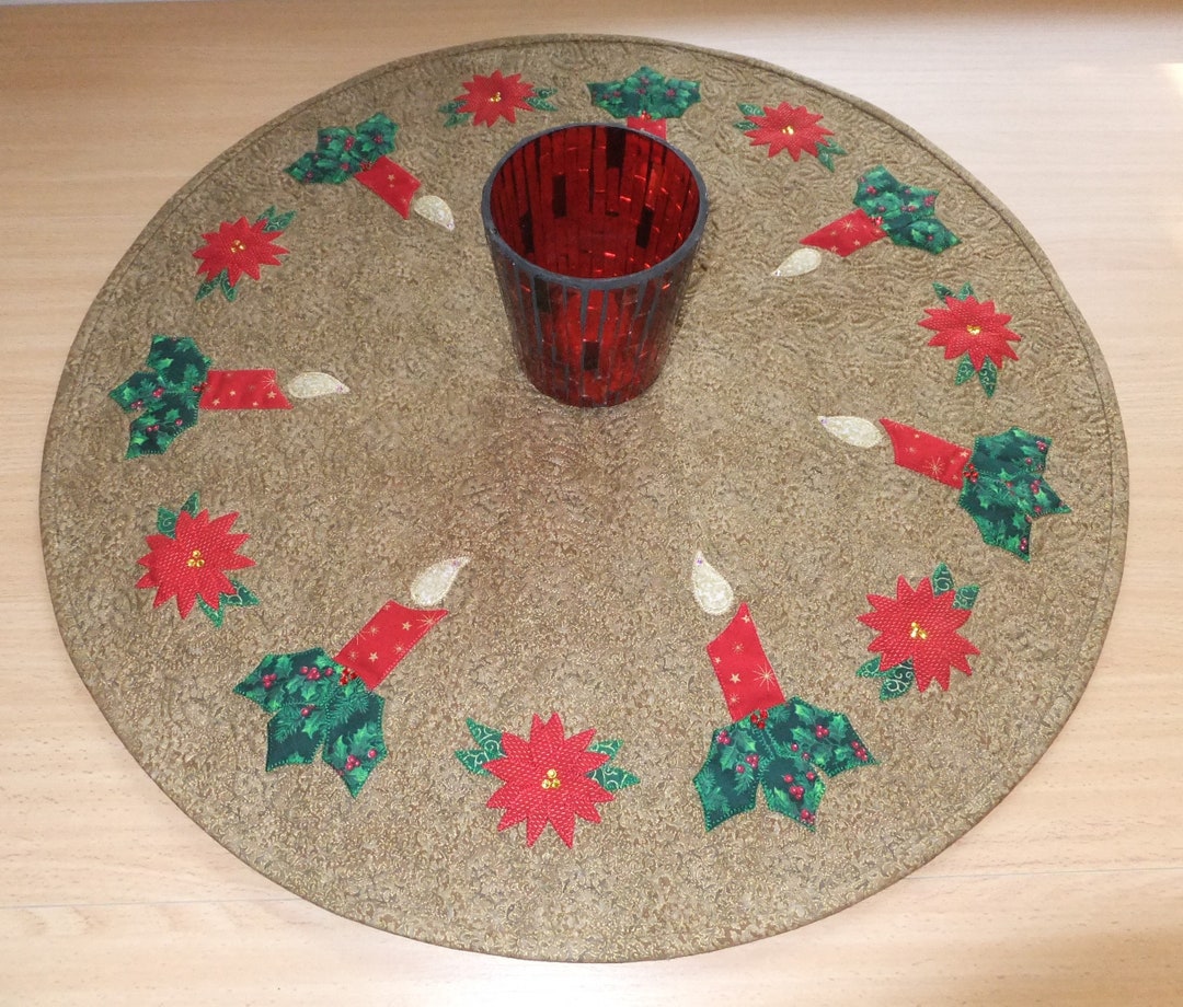 Christmas Quilt Table Topper, 24" Round Table Quilt, Table Decoration ...