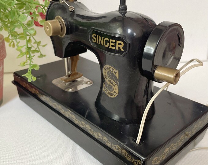 Vintage 1950s Black Singer Toy Sewing Machine Toy Featherweight Just ...