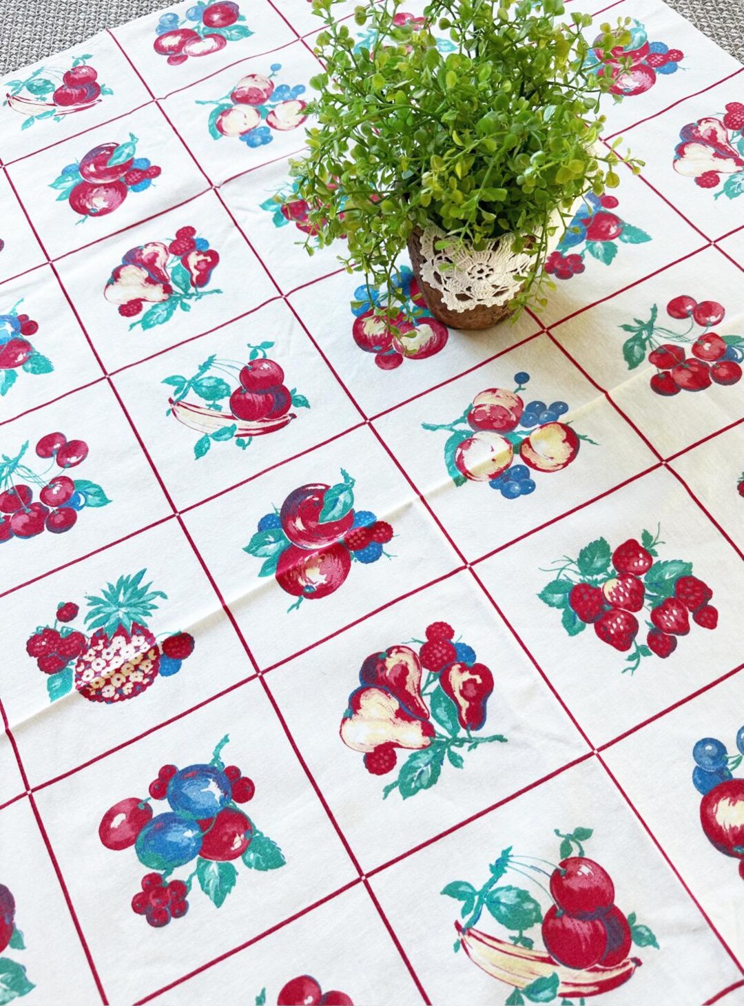 Vintage 1940s 50s Printed Tablecloth Red Cherries Strawberries Block ...