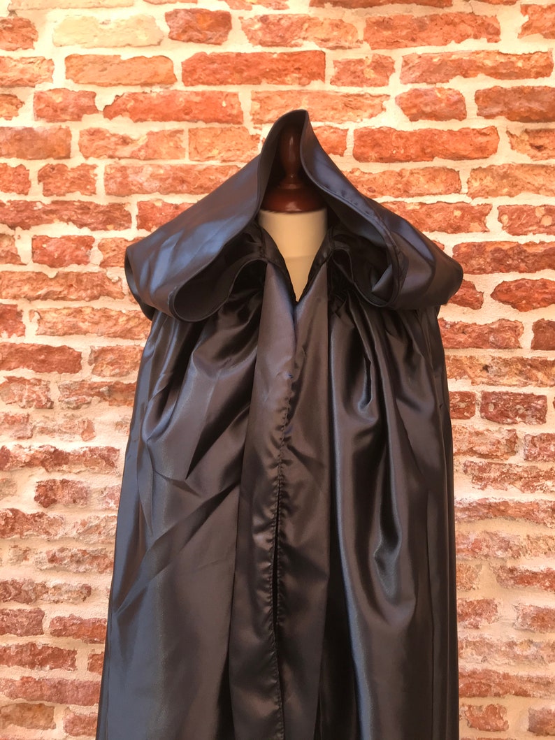 Mantello nero in raso con cappuccio per donna - realizzato a mano a ...