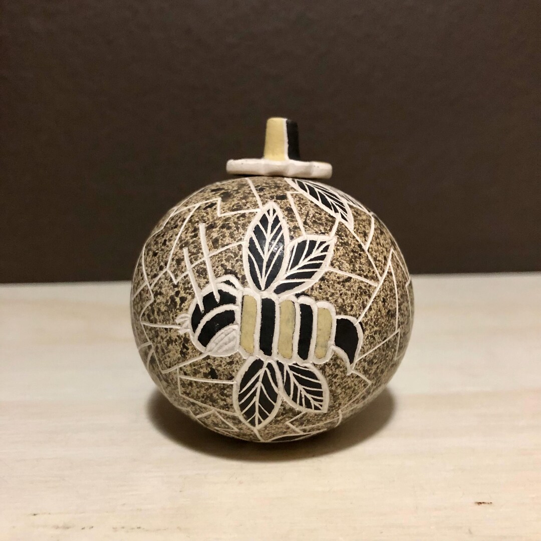 Mata Ortiz Ceramic Olla With Bee Shaped Lid by Gabriela Corona ...