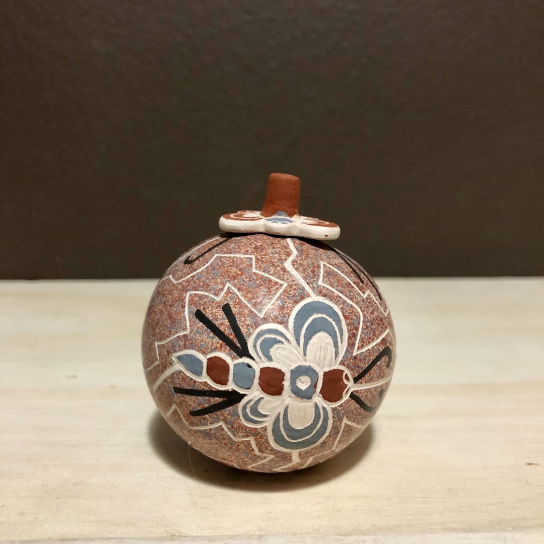 Mata Ortiz Ceramic Olla With Dragonfly Shaped Lid by Gabriela Corona ...