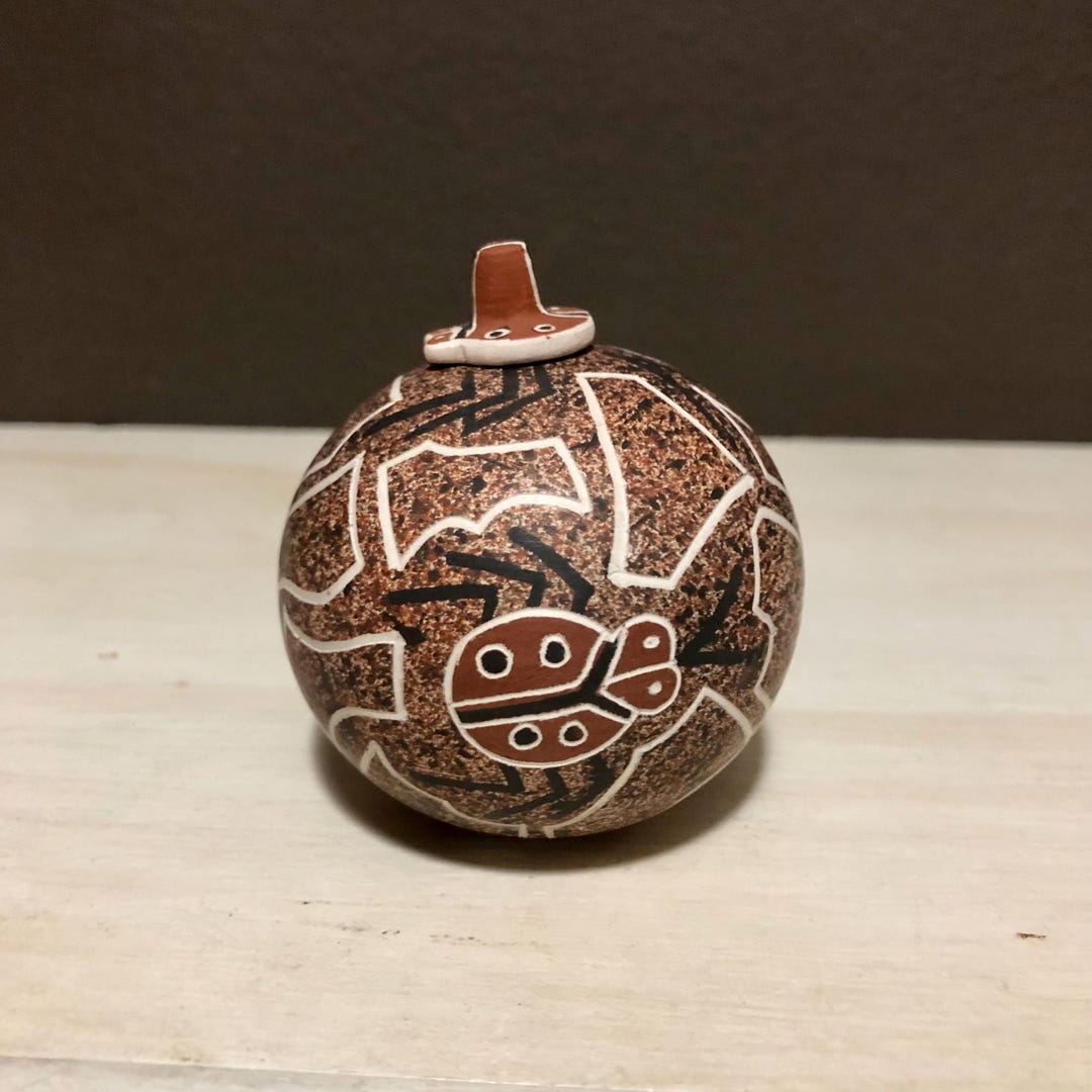 Mata Ortiz Ceramic Olla With Ladybug Shaped Lid by Gabriela Corona ...