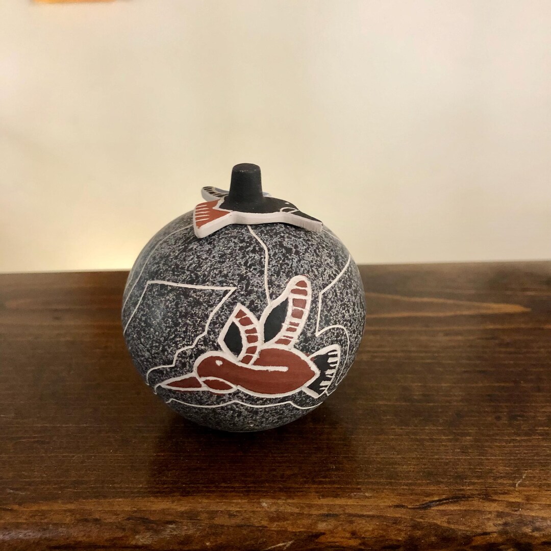 Mata Ortiz Ceramic Olla With Hummingbird Shaped Lid by Gabriela Corona ...