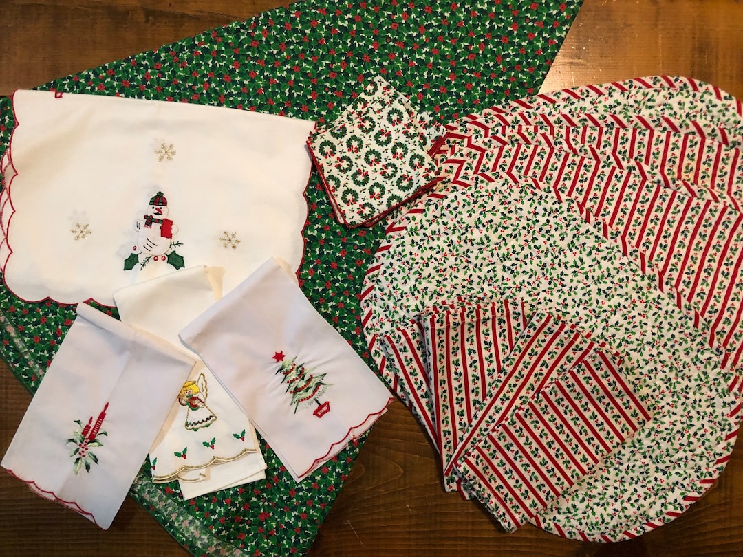 Vintage Christmas Table Linens (17 Pieces) - Etsy
