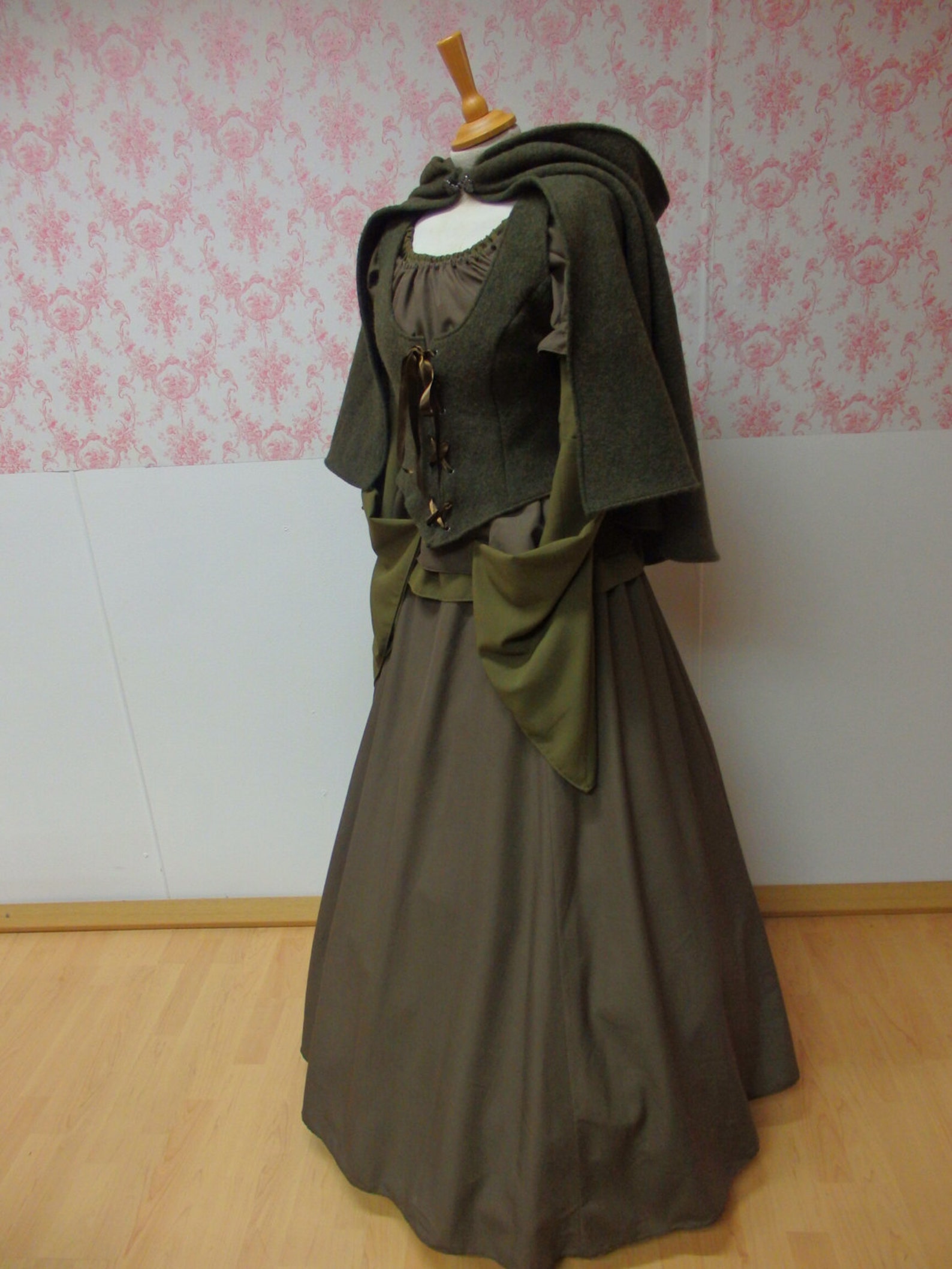 Green hooded cape wool / hooded cloak woolen / hobbit cape / | Etsy