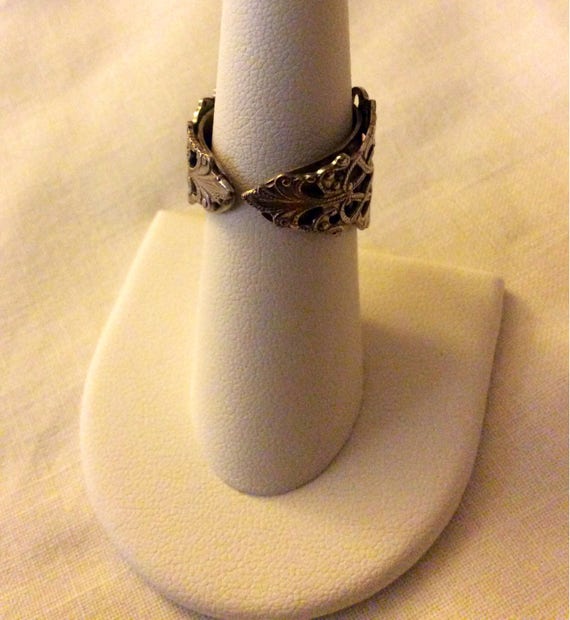 Vintage Metal Filigree Ring - Gem