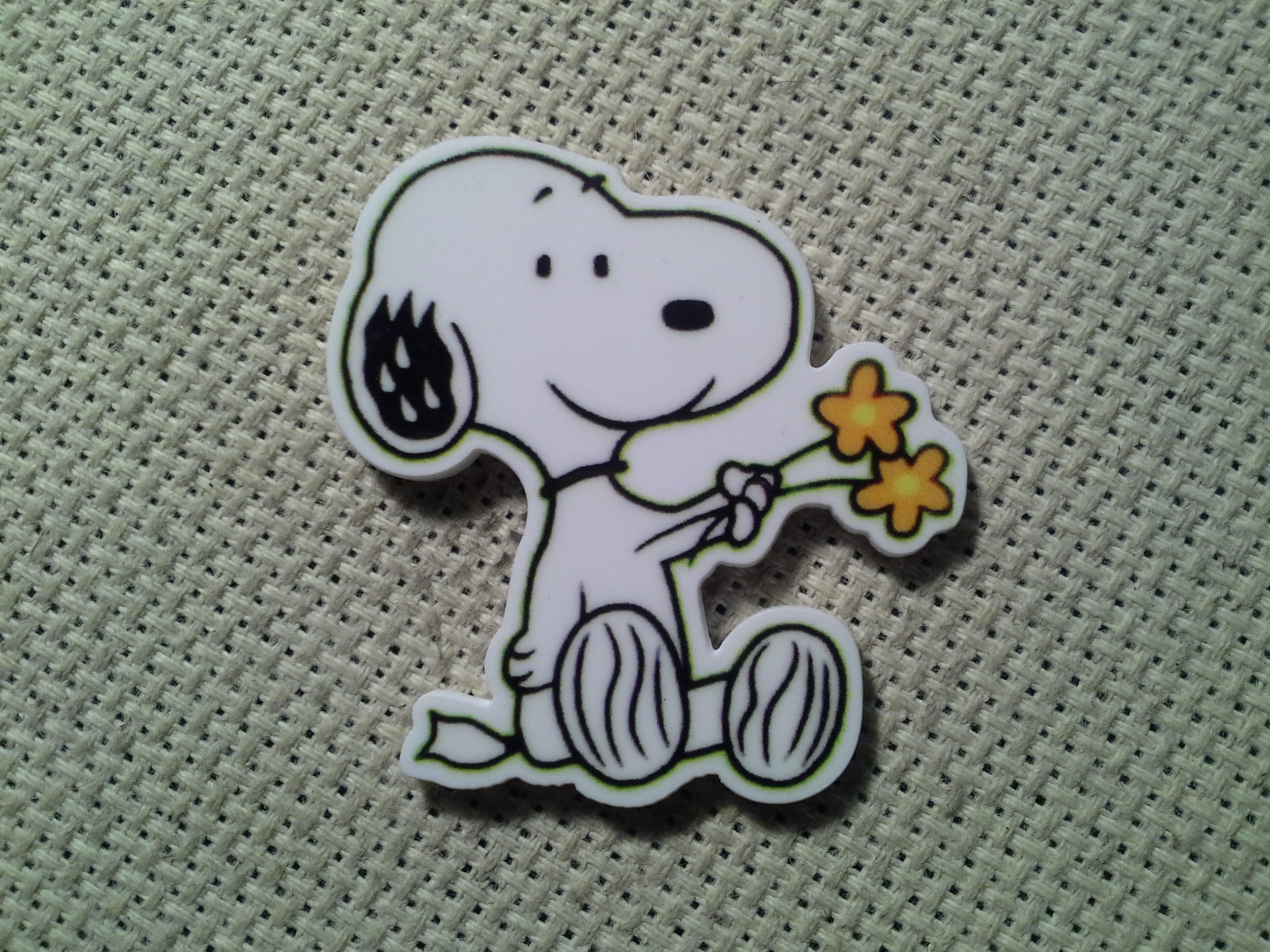 Snoopy inspirado con flores amarillas Aguja Minder / Magnet | Etsy
