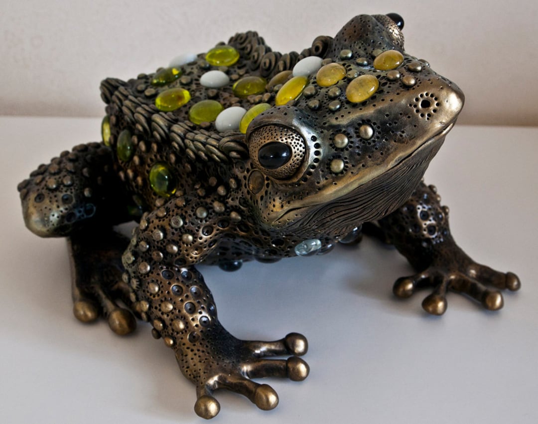 Une grande grenouille douillette, un crapaud mignon, un animal ...