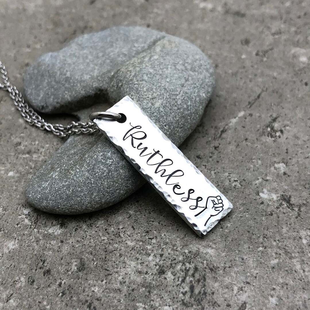 VENTA DE LIQUIDACIÓN Collar despiadado Colgante feminista estampado a ...