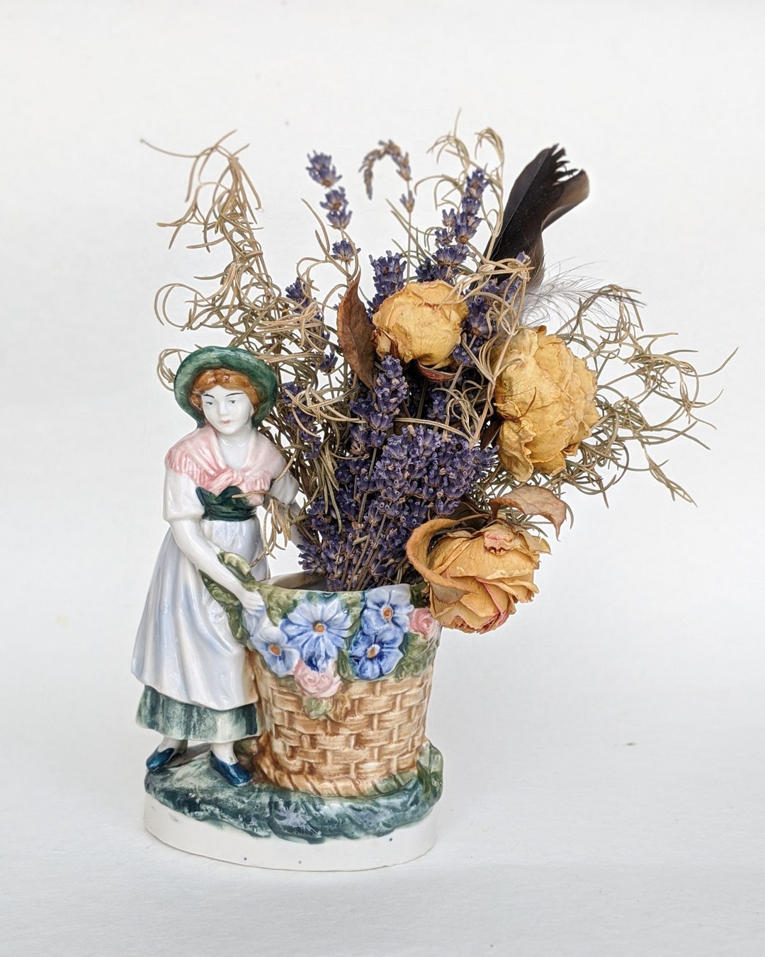 Antike Porzellan Blume Mädchen Vase Figur. Keramik Figur Mädchen mit Blumenkorb. Sammlung ...