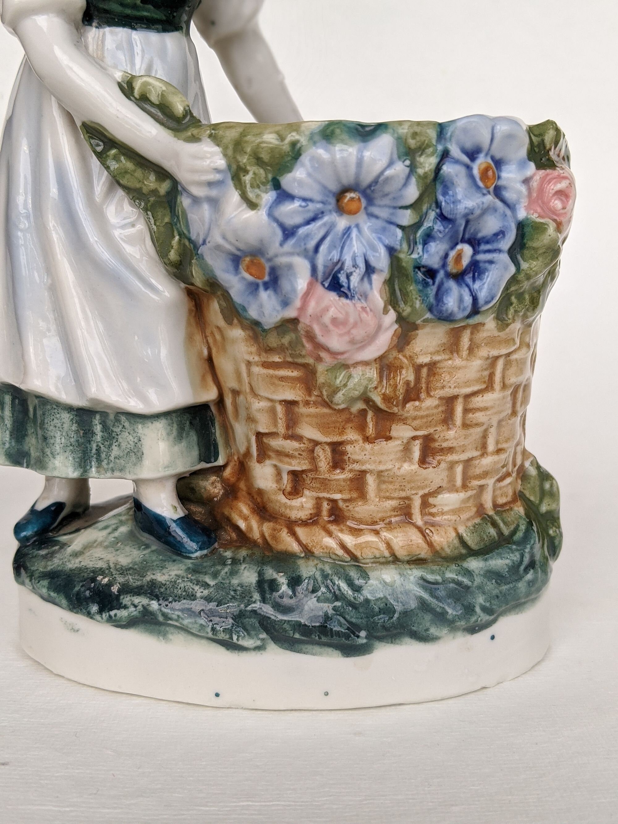 Antike Porzellan Blume Mädchen Vase Figur. Keramik Figur Mädchen mit Blumenkorb. Sammlung ...