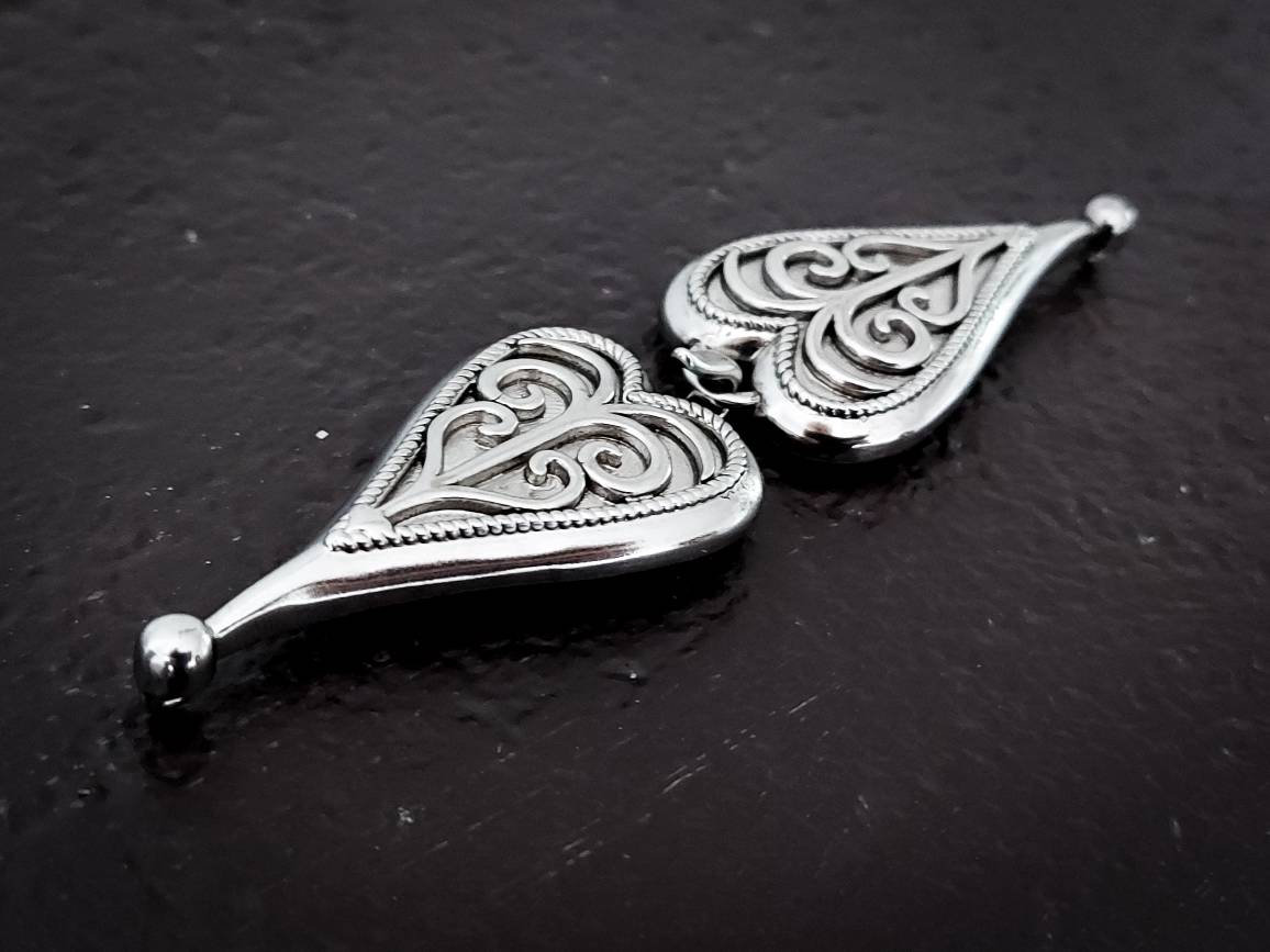 Frozen Inspired Cape Heart Clasps/hooks - Etsy