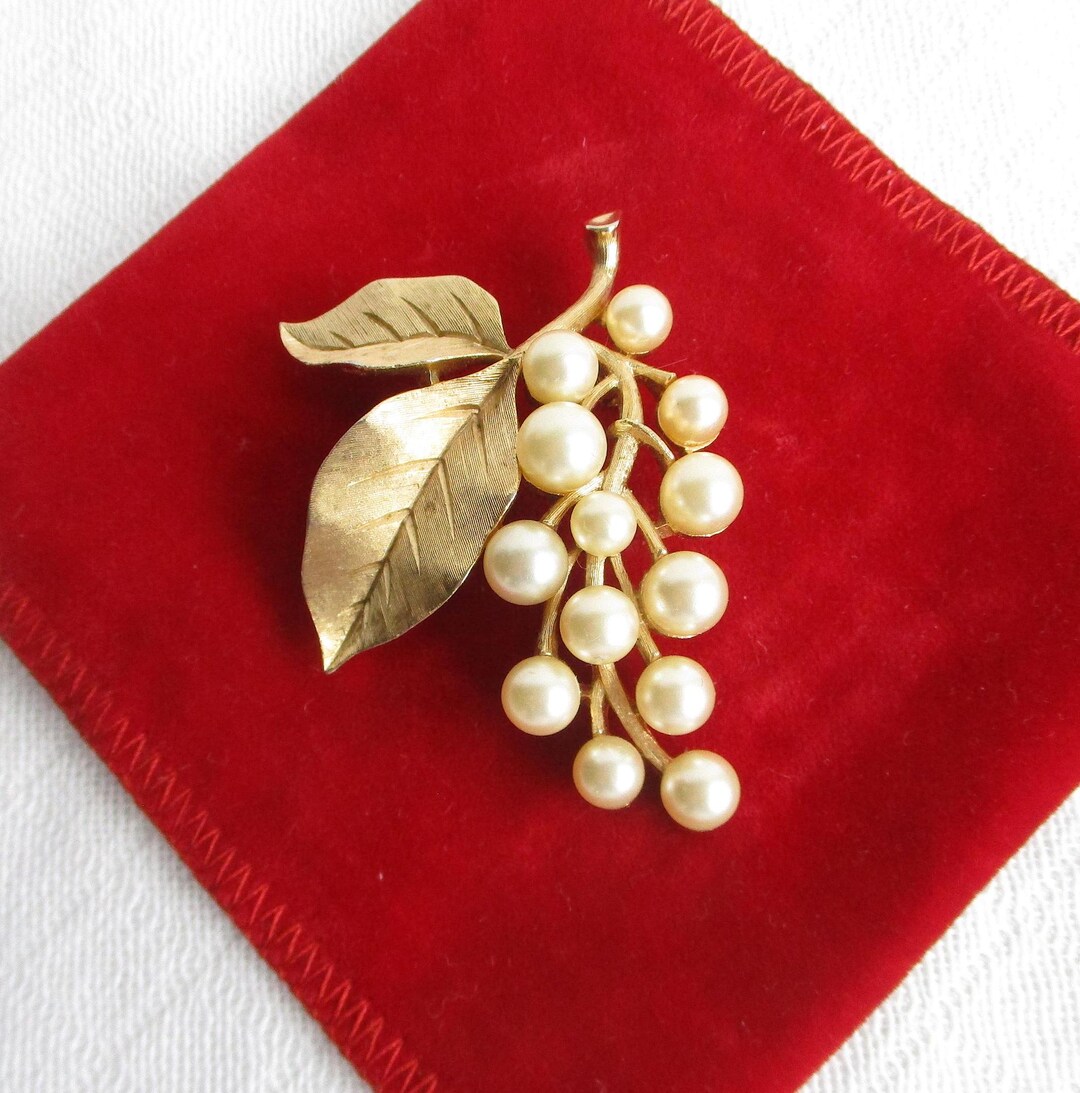 Crown Trifari Gold and Pearl Bead Grape Bunch / Floral Vintage Brooch ...