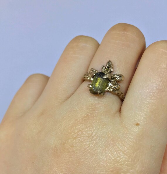 Tarnish a greening free! Comfortable and cute Dainty green stone ring ...