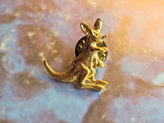 vintage kangaroo lapel pin - Gem