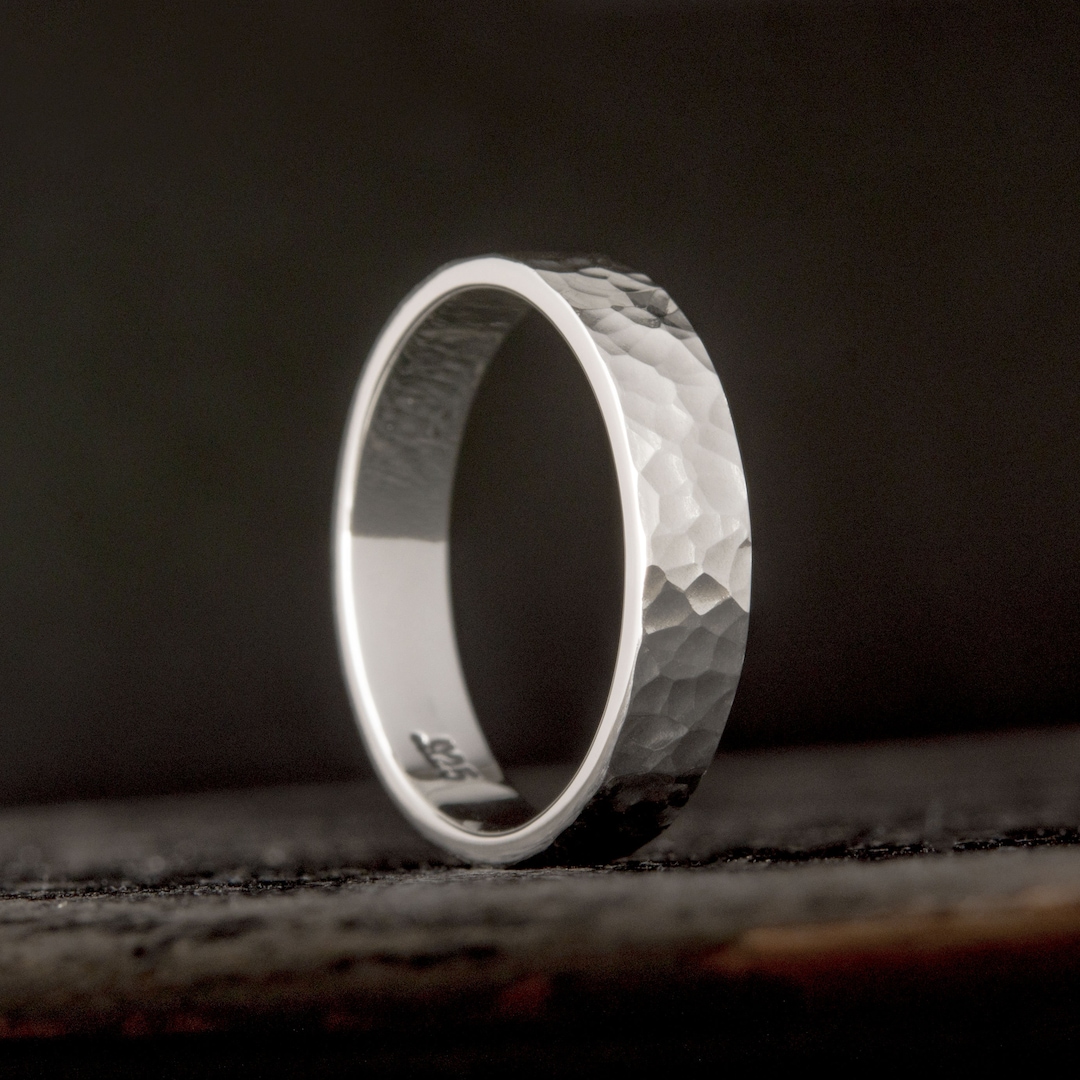 Anillo de plata martillada, anillo apilable de plata, anillo de banda ...