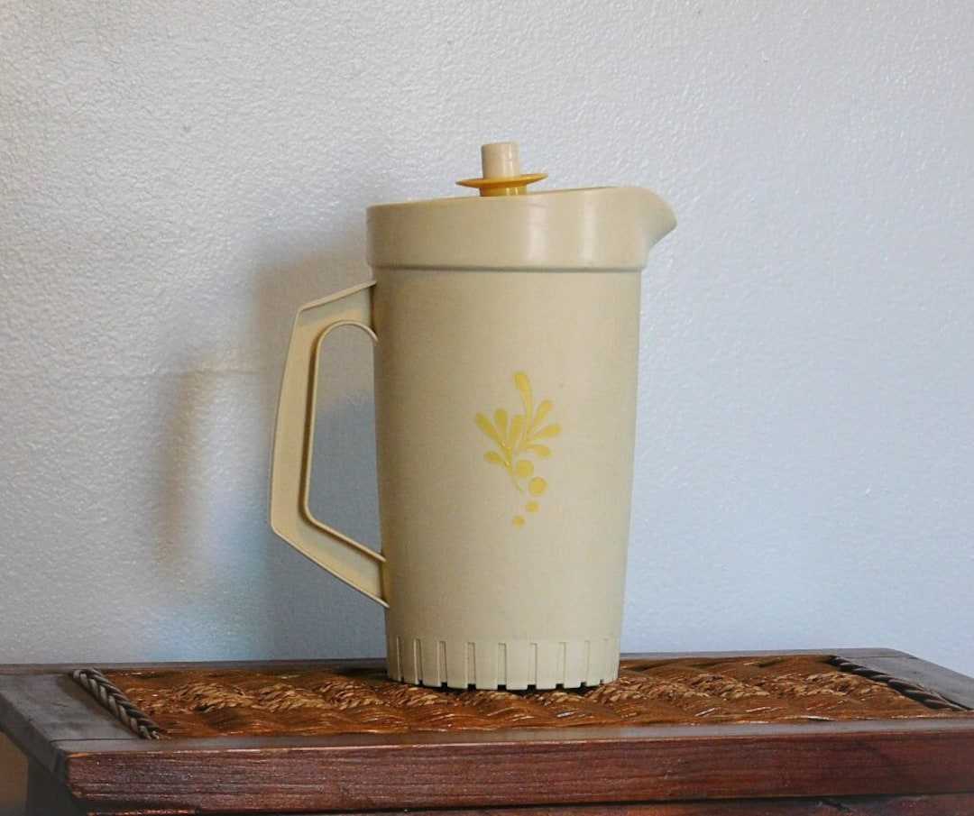 Vintage Classic Almond and Harvest Gold 1 Quart Tupperware Pitcher With ...