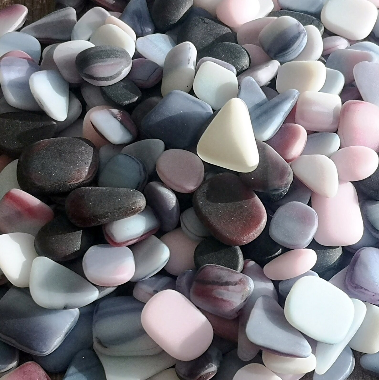 Tumbled Glass - Pink, Purple & White Colour Mix - Mixed Sizes / Amounts ...