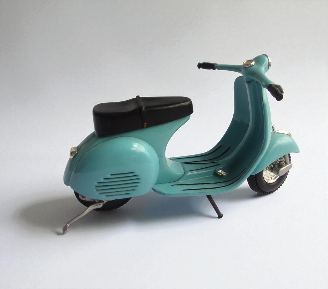 Vespa Scooter Model, 1960s Style, Diecast Metal, 1:18 Scale, Maisto ...