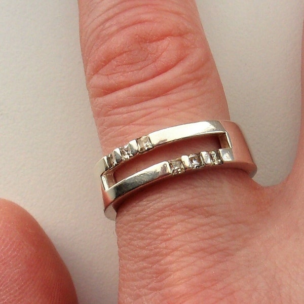 Round Stone Ring - Etsy