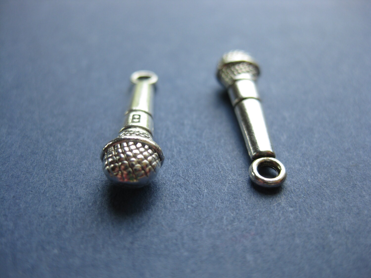 10 Microphone Charms - Microphone Pendants - Antique Silver - 27mm X ...