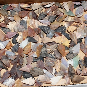 10 CARVED ARROWHEADS ~ 1" Stone - Flints, Obsidian, Chert, Knapping ...