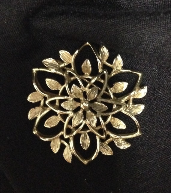 Antique gold brooches and pins store