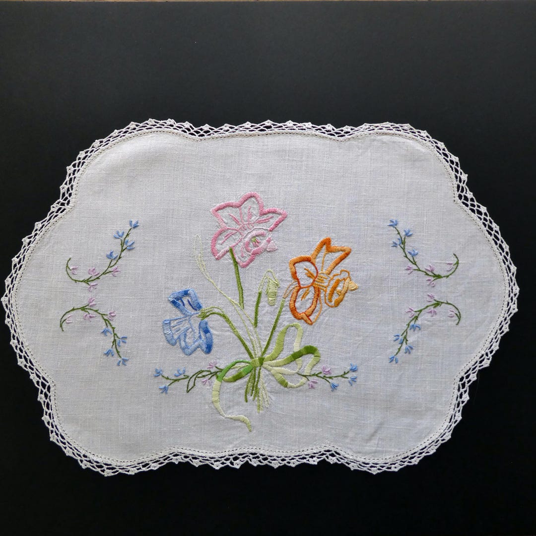 Vintage White Linen Embroidered Table Centre With Daffodils - Etsy