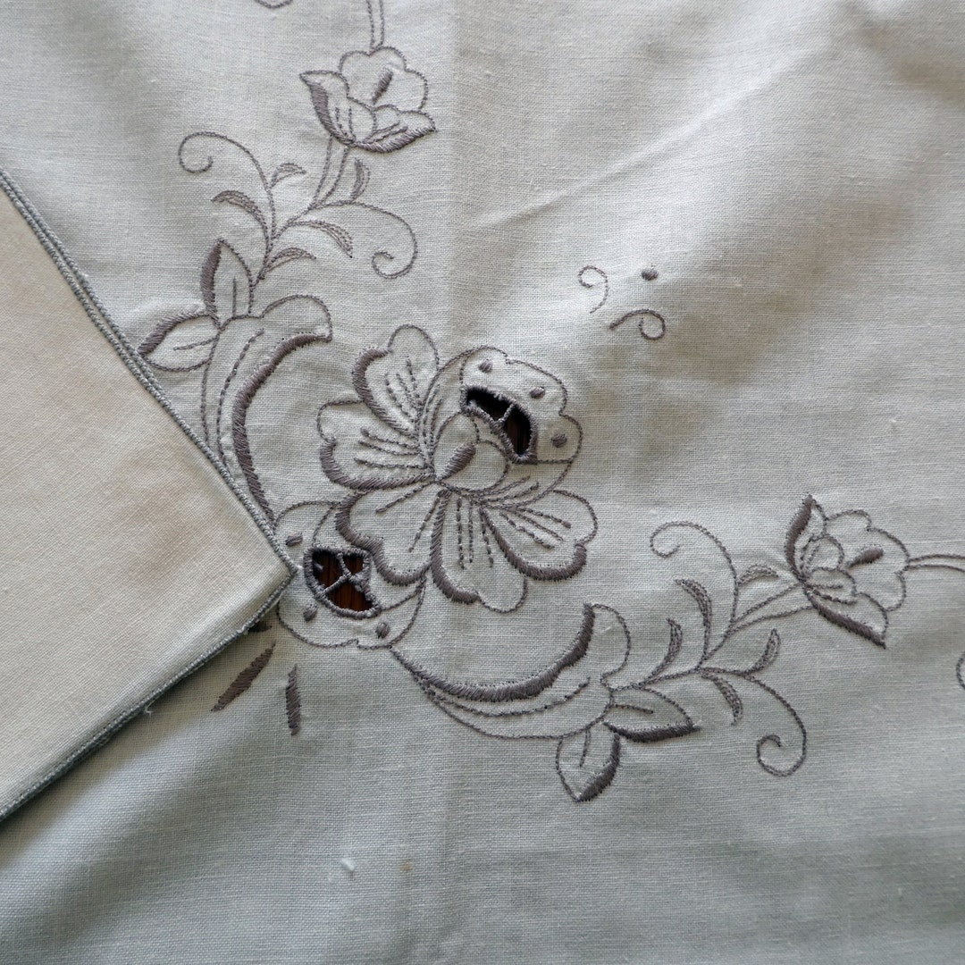 Embroidered Madeira Cutwork Supper Cloth With Four Napkins/serviettes ...