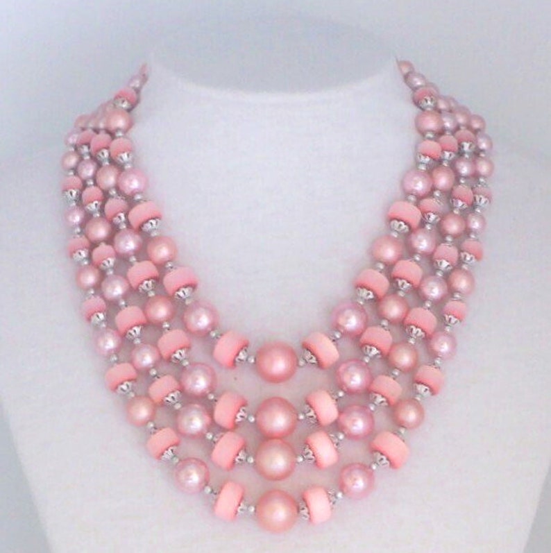 Collier de perles à plusieurs rangs roses avec fausses perles et disque ...