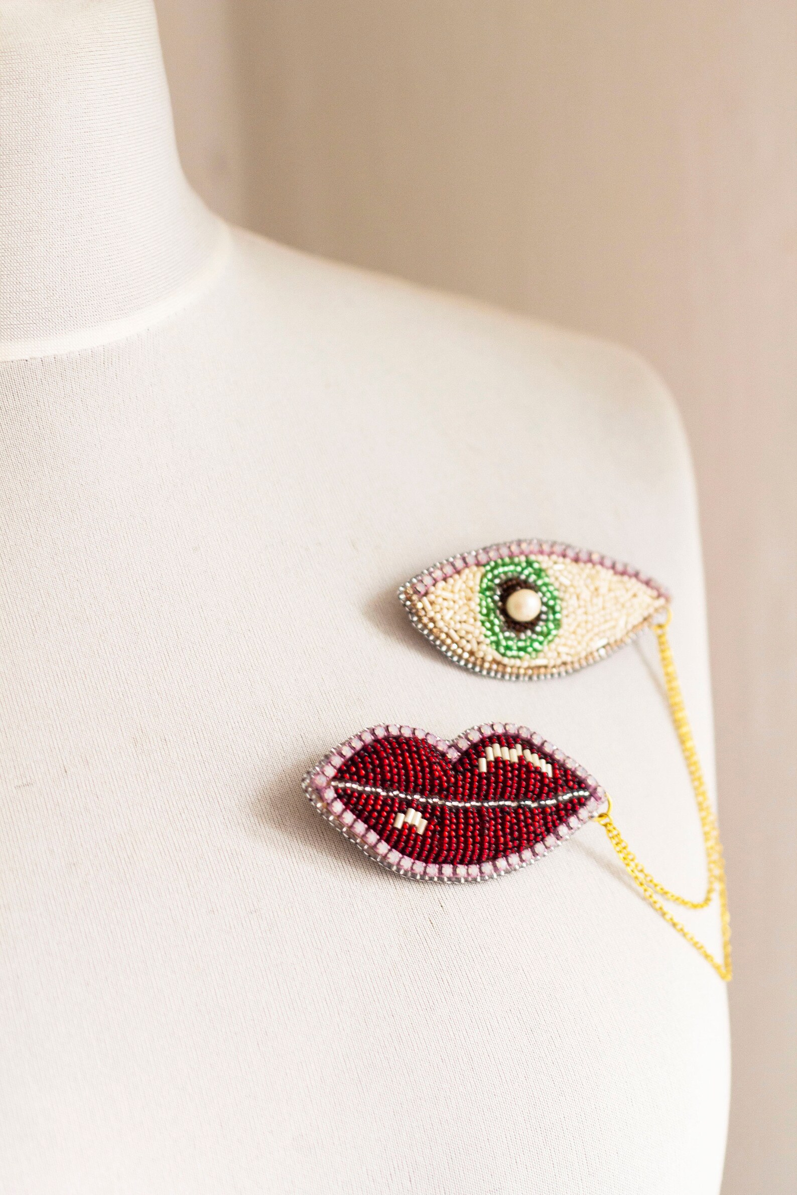 Face Brooch / Lip and Eye Bead Embroidery Brooch / Ruby Lips and Green ...