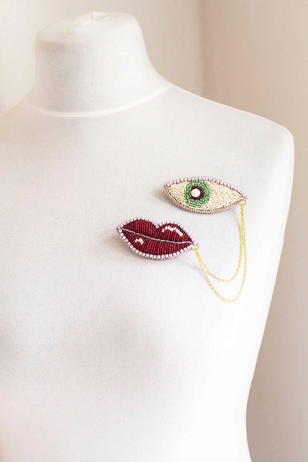 Face Brooch / Lip and Eye Bead Embroidery Brooch / Ruby Lips and Green ...