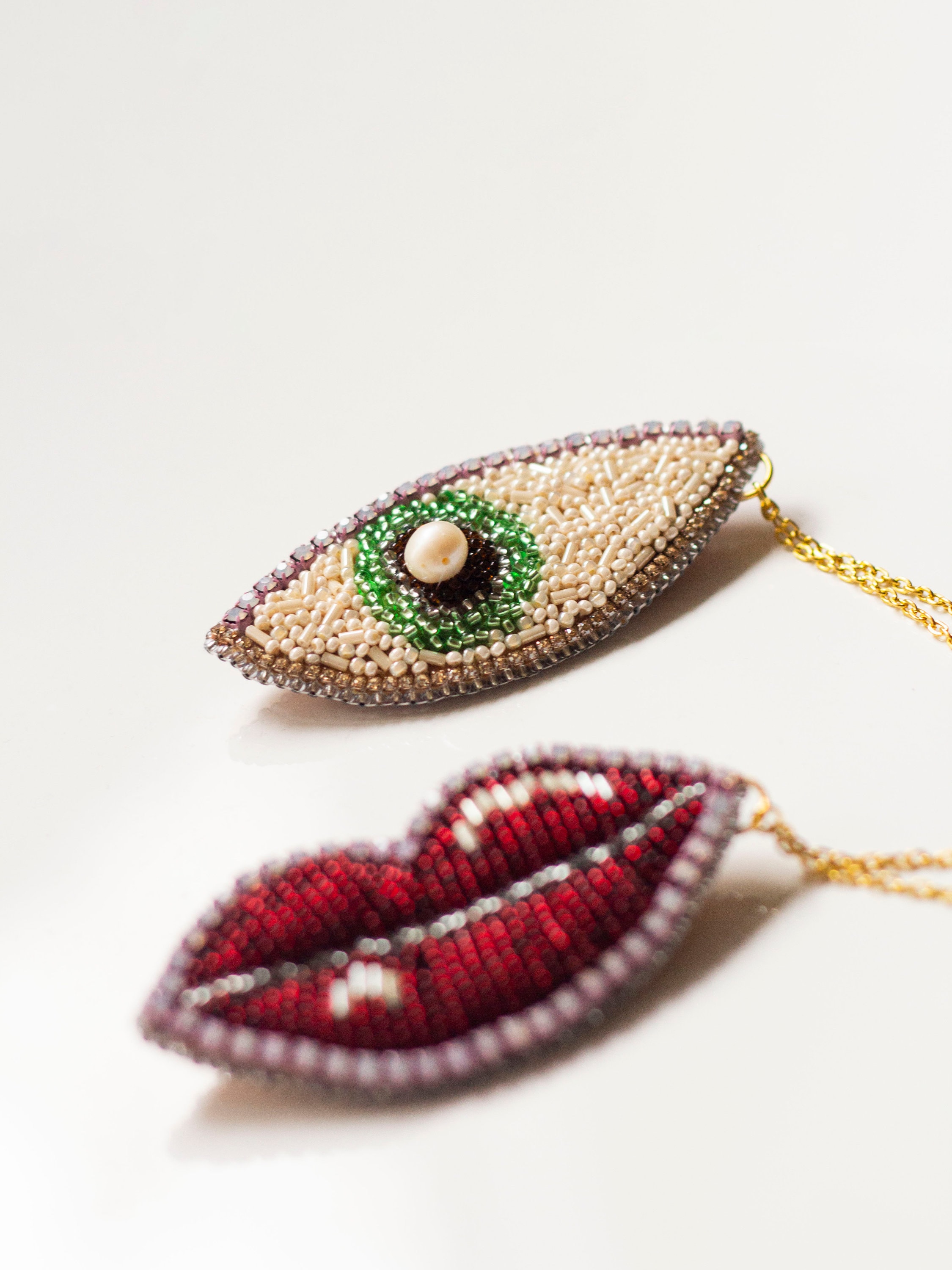 Face Brooch / Lip and Eye Bead Embroidery Brooch / Ruby Lips and Green ...