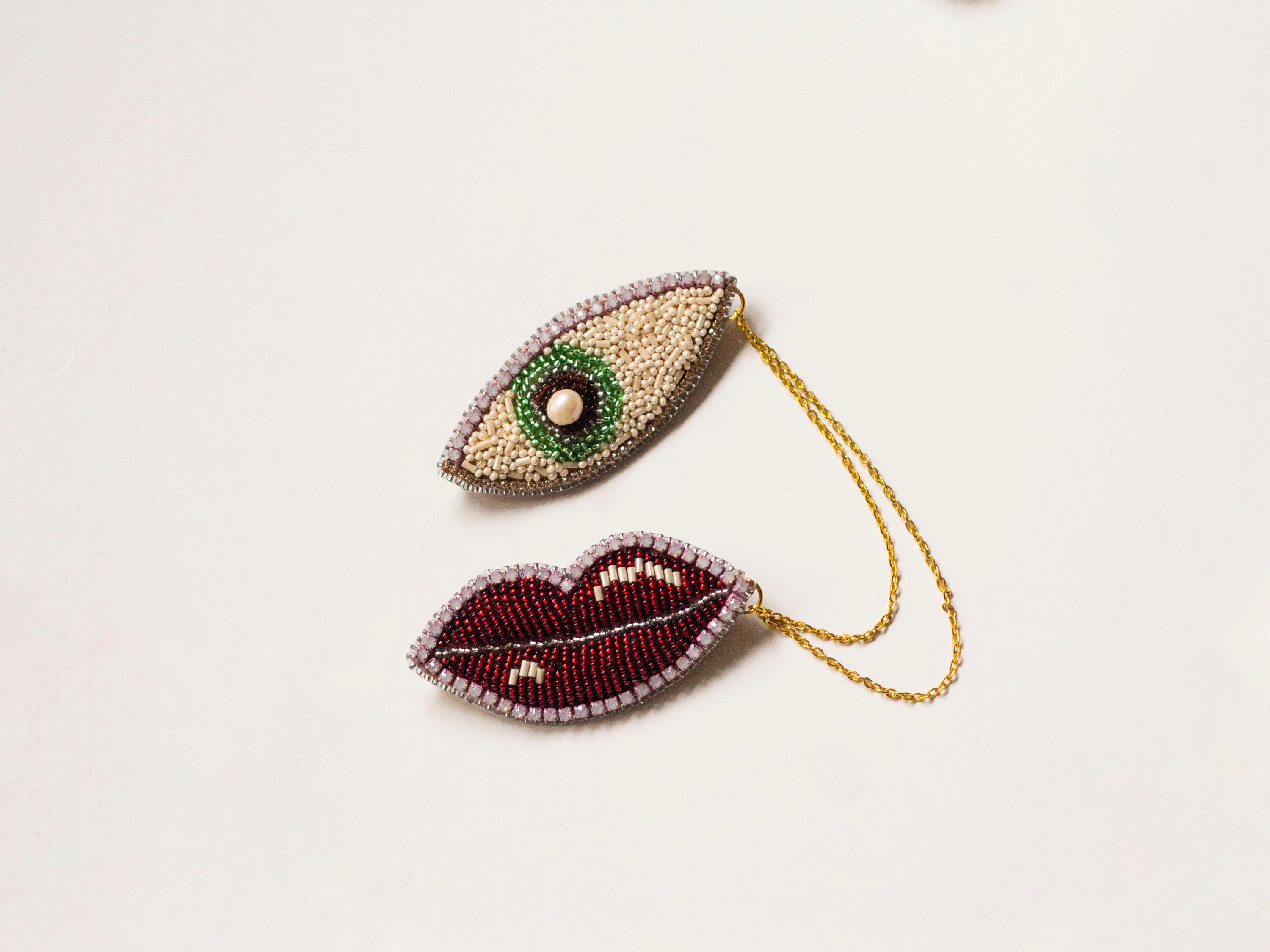 Face Brooch / Lip and Eye Bead Embroidery Brooch / Ruby Lips - Etsy