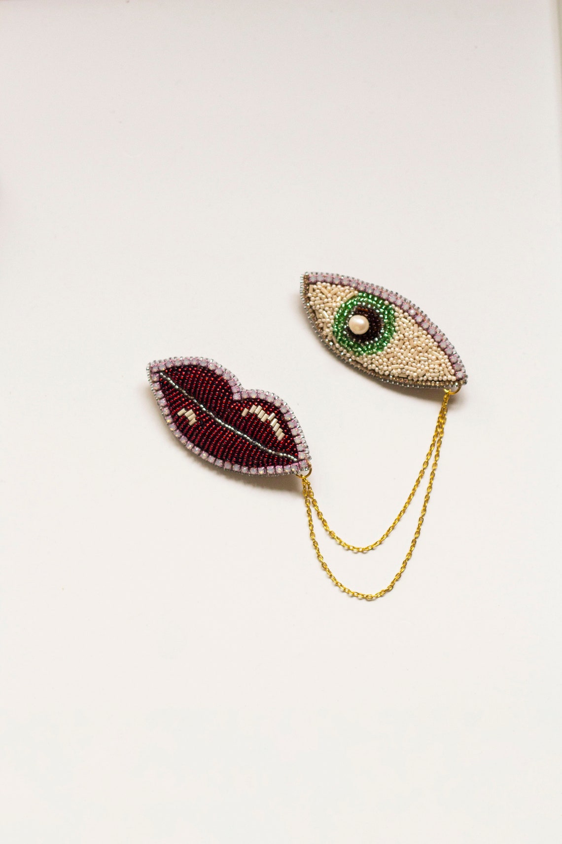 Face Brooch / Lip and Eye Bead Embroidery Brooch / Ruby Lips - Etsy
