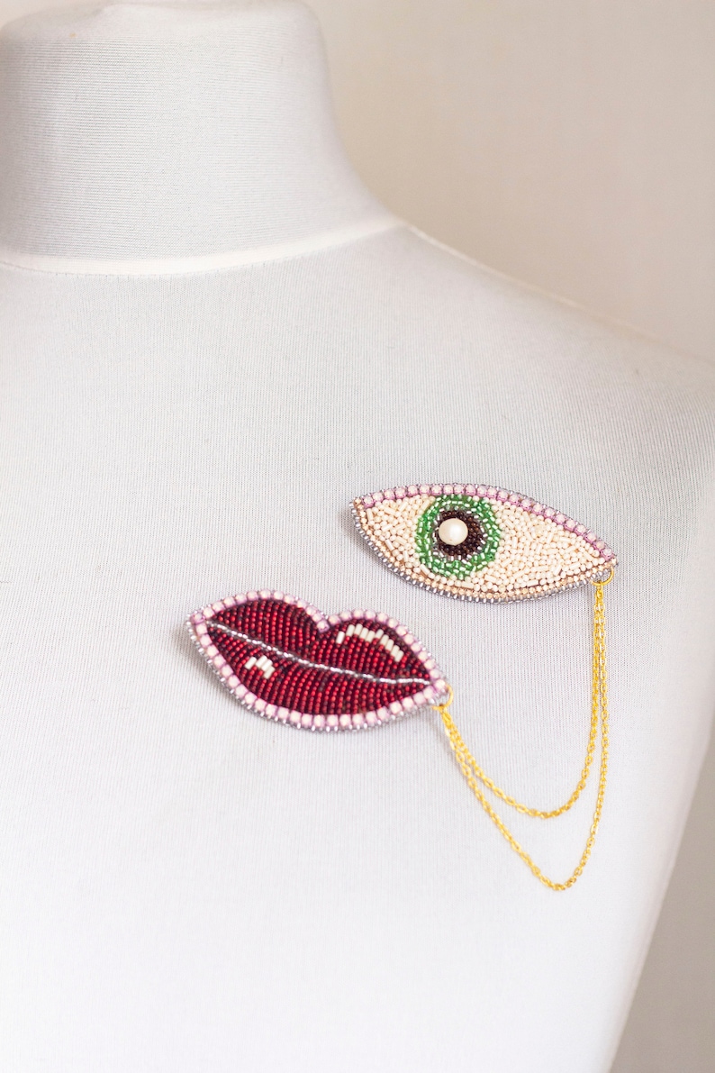 Face Brooch / Lip and Eye Bead Embroidery Brooch / Ruby Lips and Green ...