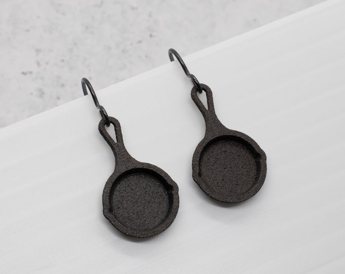 G.M. #8 Initial Cast Iron Skillet - Etsy