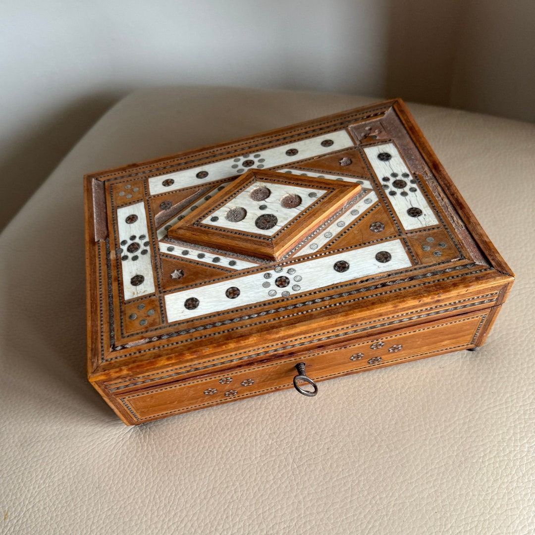 Antique Sewing Box Victorian Needlework Box Antique Box Felt Lining ...