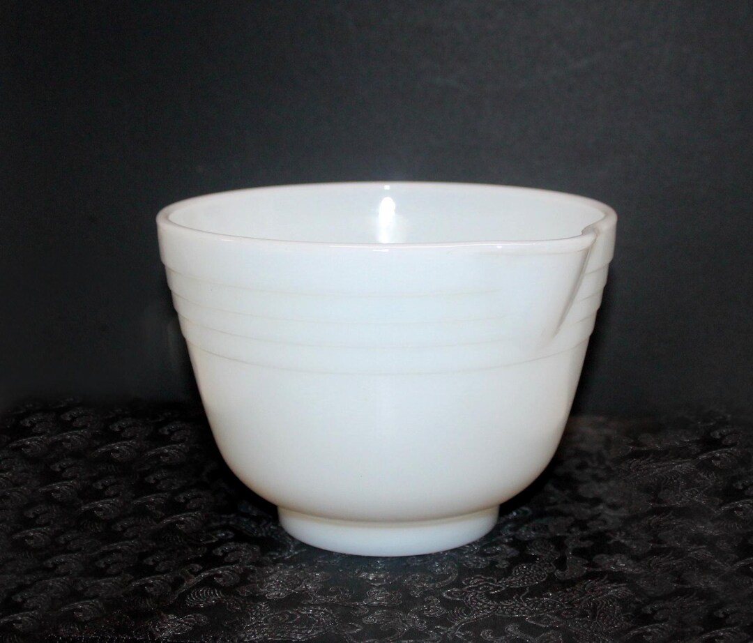 Vintage Pyrex White Ribbed Mixing Bowl With Pour Spout Hamilton Beach ...