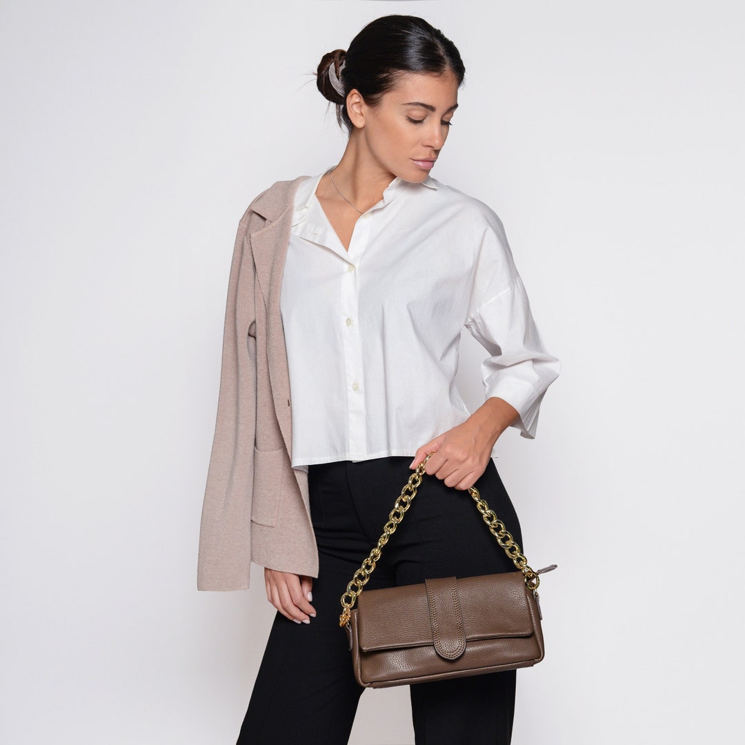 Élégante pochette en cuir, faite main dans un style italien, parfaite ...