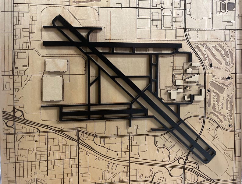 Mapa de aeropuerto de madera: obra de arte de aviación grabada a medida ...
