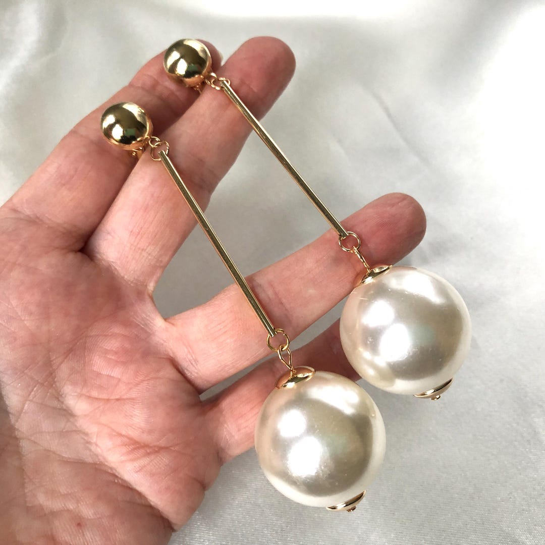 Vintage 80s Giant off White Faux Pearls and Long Gold Tone Bars Clip on ...