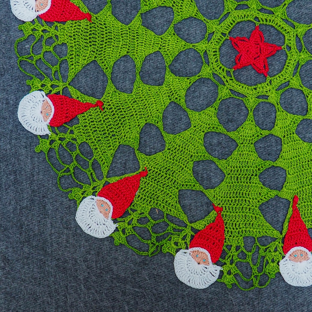 Christmas Doily Pattern, Holiday Tablecloth With Santa, Doily Tutorial ...