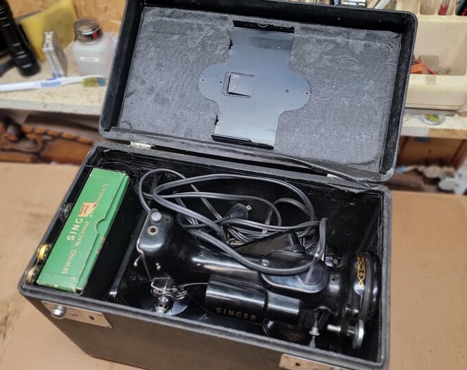 Vintage 1955 Singer Featherweight Model 221 Sewing Machine With Case ...