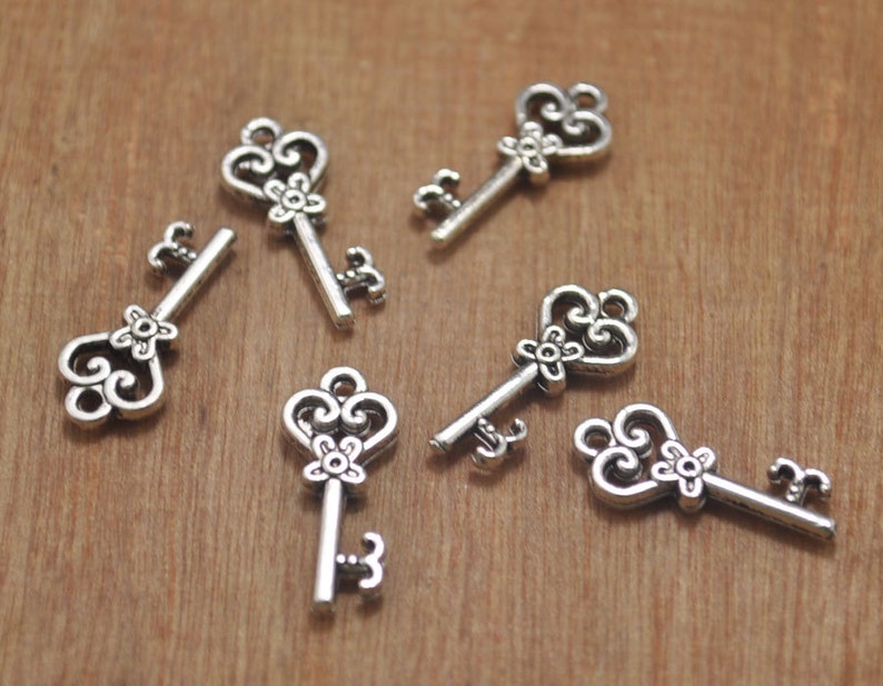 30pcs Wholesale Bulk Antique Silver Tone Key Charm Pendant,heart Key ...